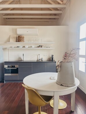 Apartamento conforto, 1 quarto, vista para a cidade | Cozinha privada | Frigobar, máquina de café expresso, cadeirão de bebê