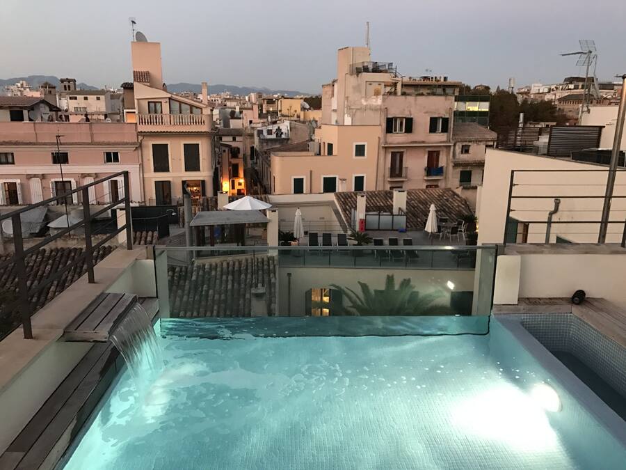 Piscina no terraço com vista para a cidade.