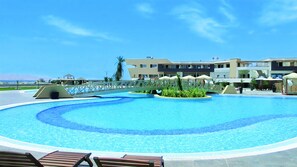 Piscina interior, 2 piscinas exteriores, guarda-sóis, espreguiçadeiras 