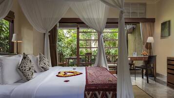 Frigobar, cofres nos quartos, escrivaninha