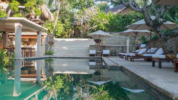 Piscina externa, espreguiçadeiras