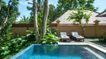 Piscina externa, espreguiçadeiras