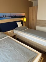 Quarto Twin | Roupa hipoalergénica, cofre no quarto, secretária 