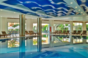 Piscina interior, 3 piscinas exteriores, guarda-sóis, espreguiçadeiras 