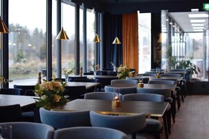 Pequenos-almoços servidos, com espaço para refeições ao ar livre