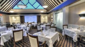 Café da manhã, almoço e jantar; culinária regional