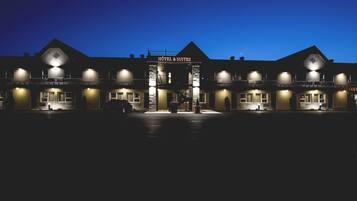 Fachada da propriedade à noite