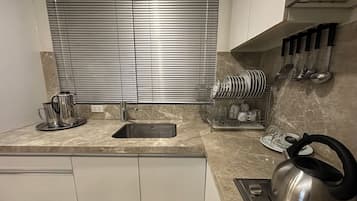 Quarto Executivo, 2 quartos | Cozinha privada | Um frigorífico, uma placa de cozinha, utensílios de cozinha