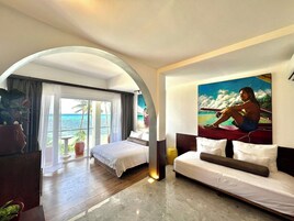 Quarto Triplo Premier, varanda, vista para o oceano | Roupa de alta qualidade, edredões de penas, camas de colchão pillowtop 