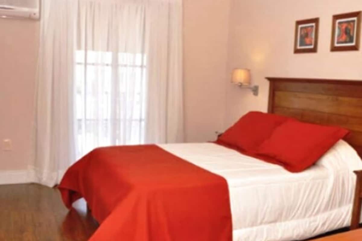 Frigobar, cofres nos quartos, escrivaninha