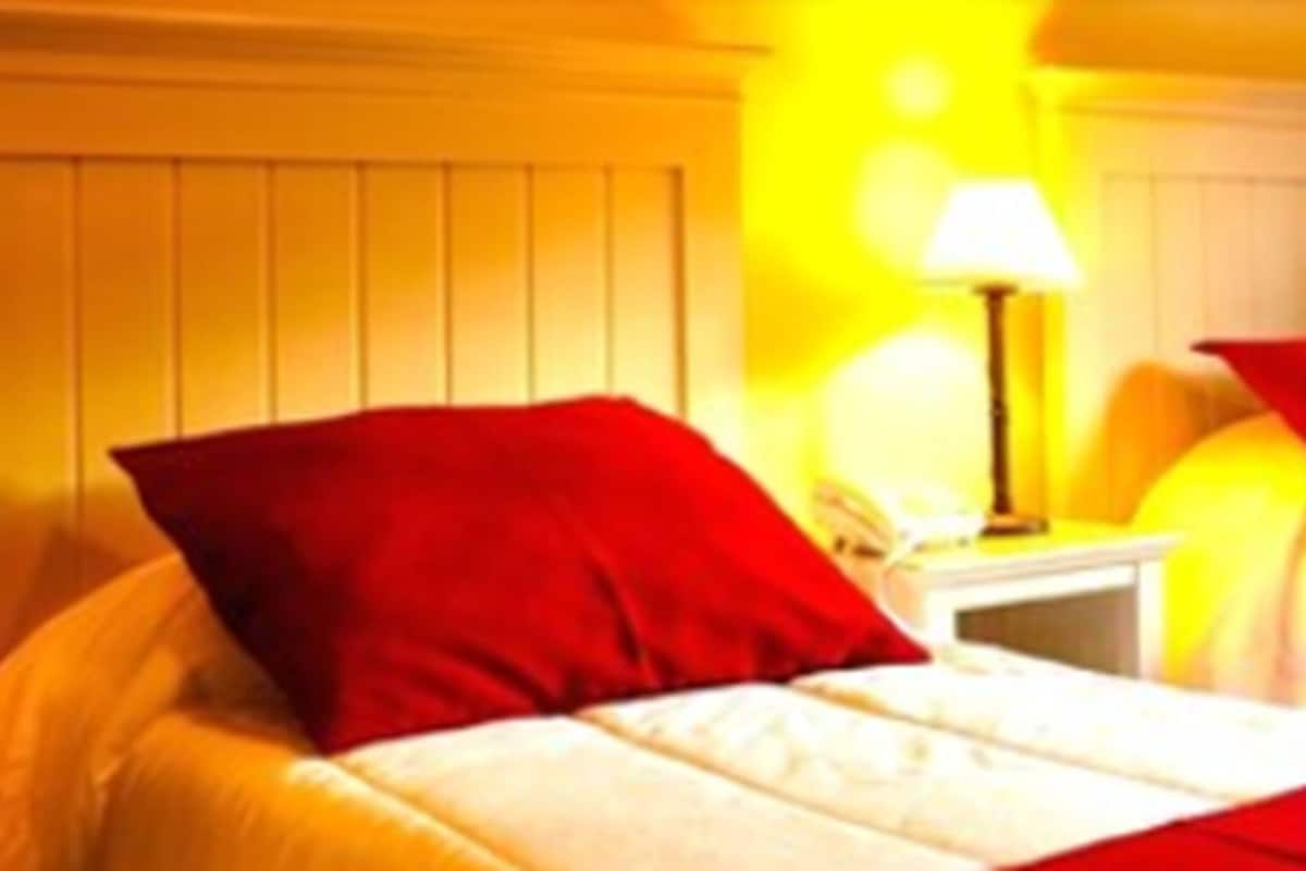 Quarto standard, 2 camas de solteiro | Frigobar, cofres nos quartos, escrivaninha
