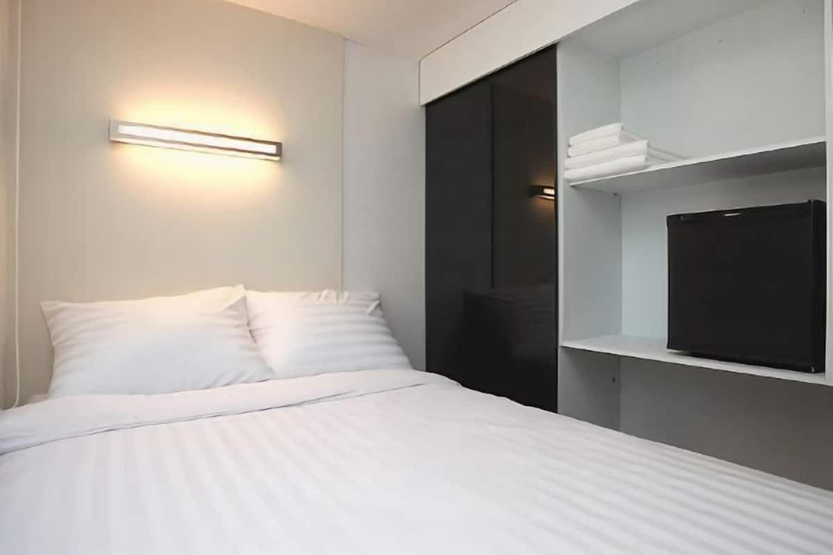Cortinas/cortinados opacos, Wi-fi grátis, roupa de cama fornecida