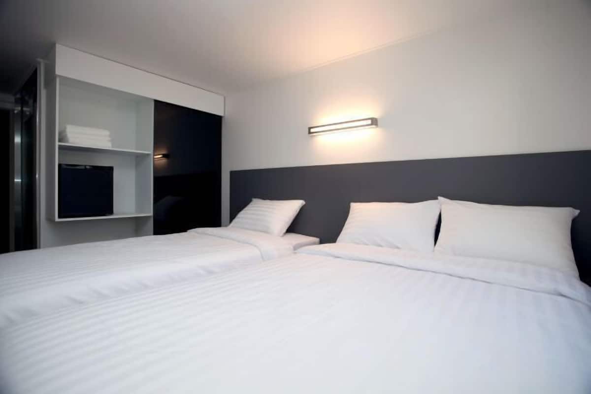 Cortinas/cortinados opacos, Wi-fi grátis, roupa de cama fornecida