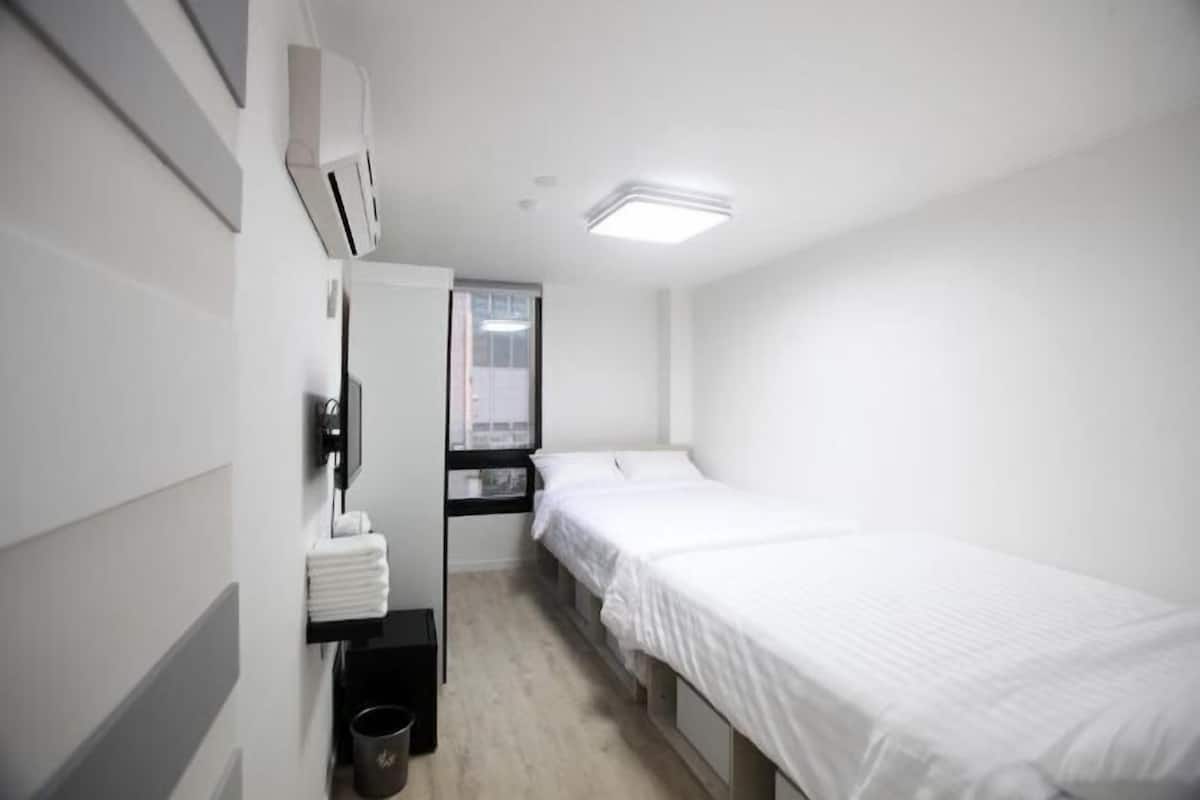 Cortinas/cortinados opacos, Wi-fi grátis, roupa de cama fornecida