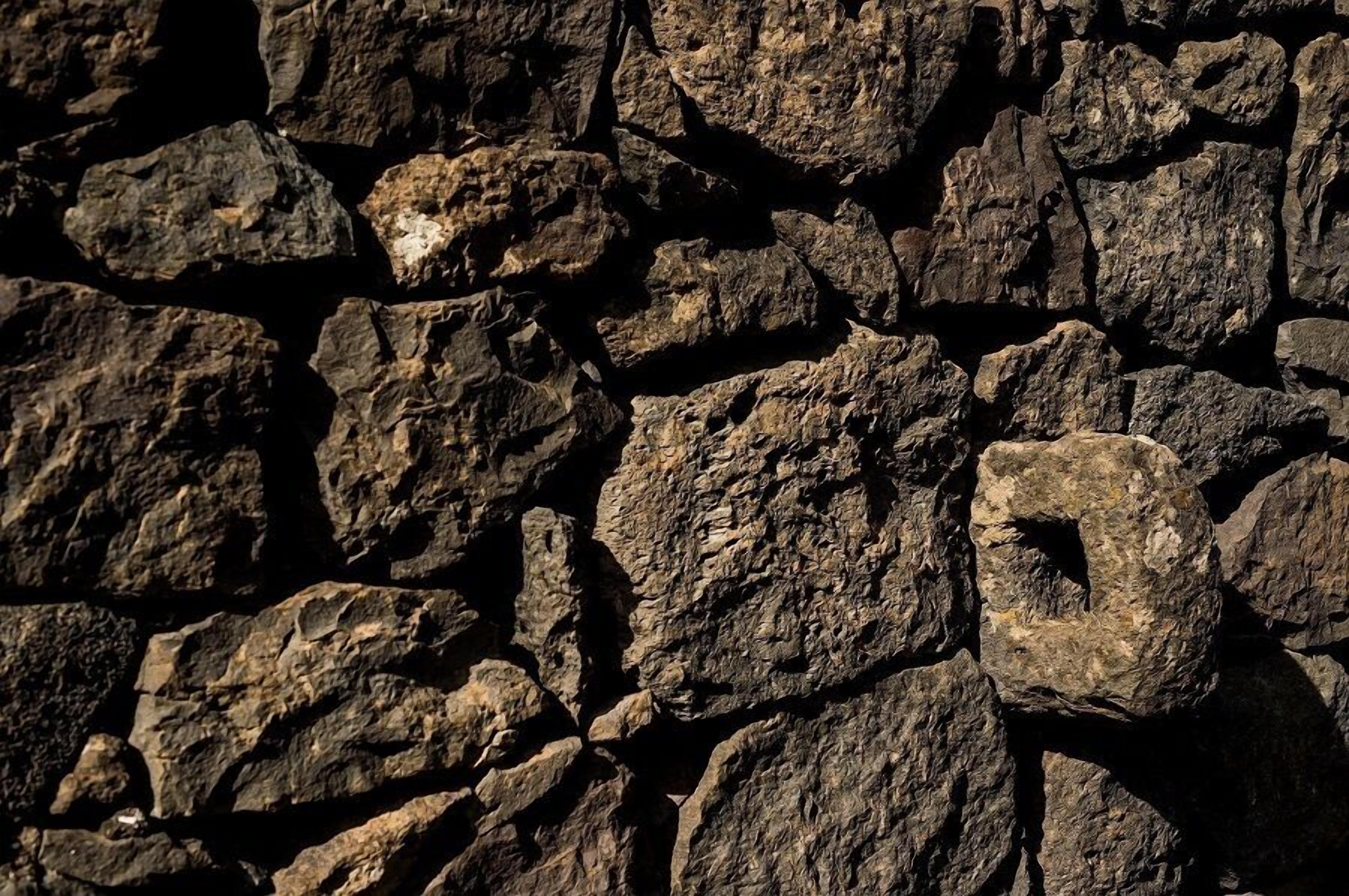 Um close-up de uma parede de pedra com textura.