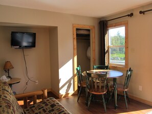 Suíte, 1 quarto, cozinha | Área de estar | TV de tela plana