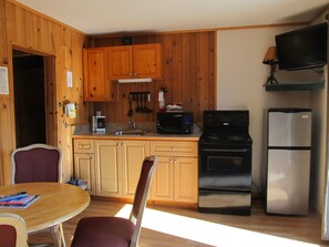 Suite, 1 quarto, cozinha | Cozinha privada | Um frigorífico, um micro-ondas, uma cafeteira/bule 