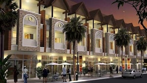 Um hotel com várias varandas, área de estar externa e palmeiras.