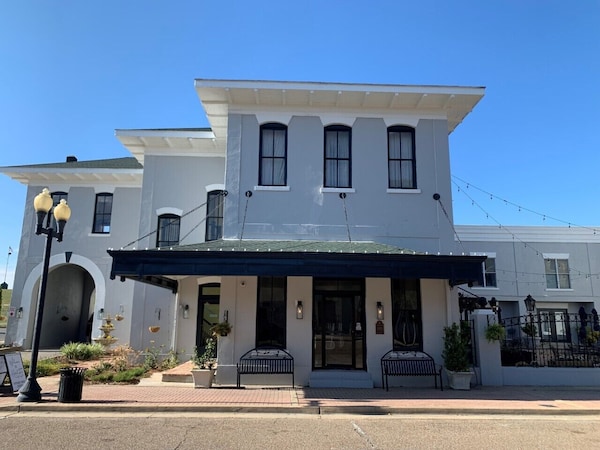 Hotel 27 - Leland, MS