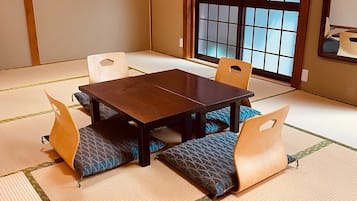 Quarto tradicional, para não fumantes, banheiro compartilhado (Japanese Style Family) | Wi-Fi de cortesia, roupa de cama