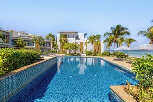 Piscina exterior, guarda-sóis, espreguiçadeiras 