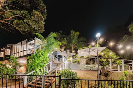 Terraço com espreguiçadeiras. Country 2 Coast Coffs Harbour Motor Inn