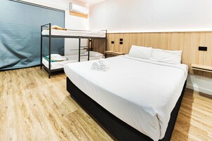 Secretária, quartos insonorizados, ferro/tábua de engomar