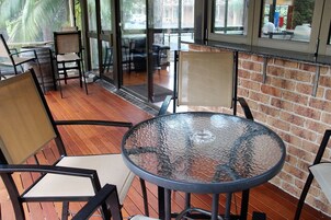 Pequenos-almoços servidos, com espaço para refeições ao ar livre