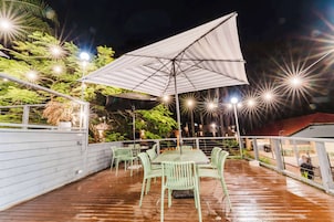 Piscina exterior, guarda-sóis, espreguiçadeiras