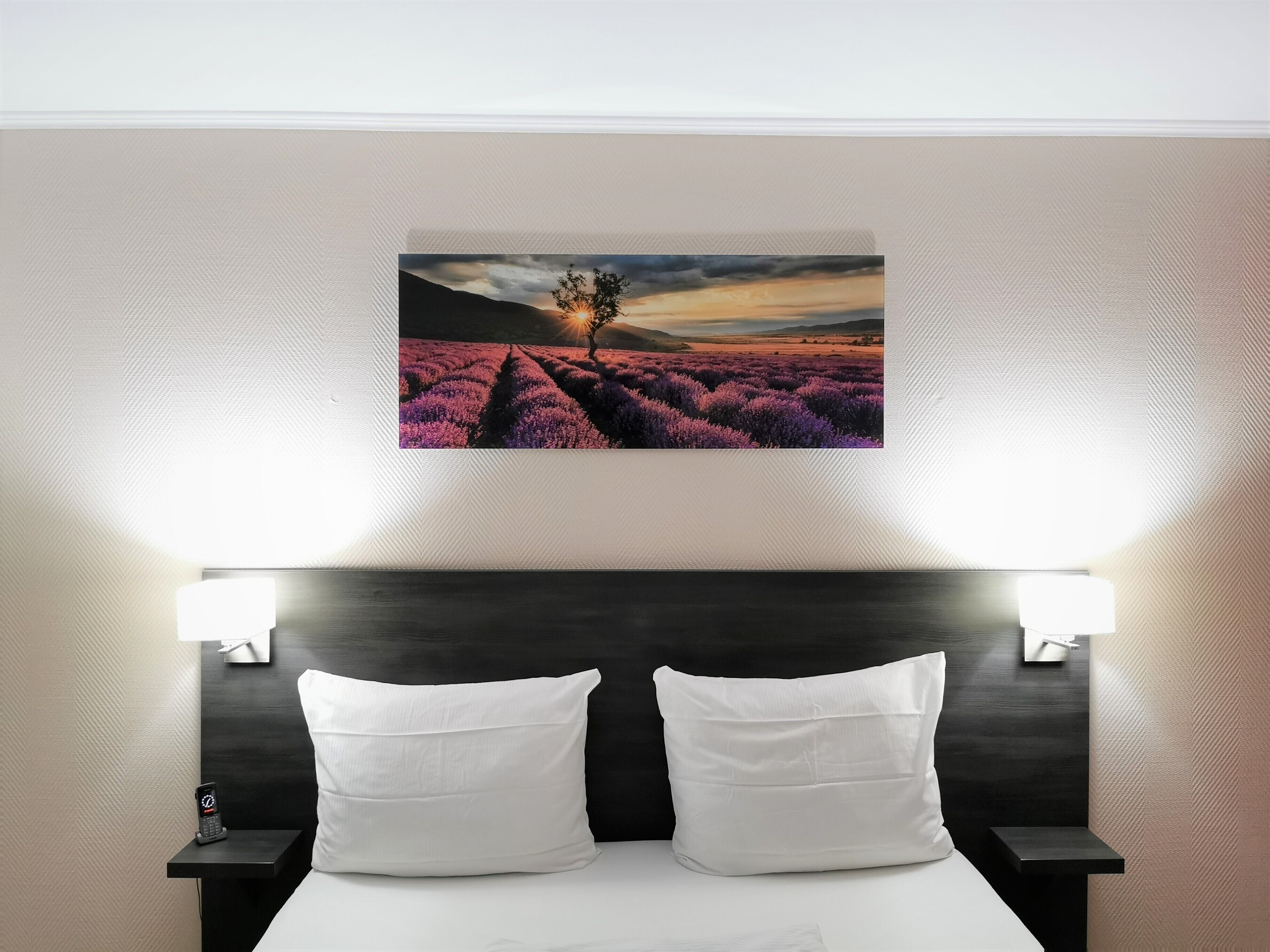 Quarto conforto, 1 cama Queen | Roupas de cama antialérgicas, cofres nos quartos, escrivaninha