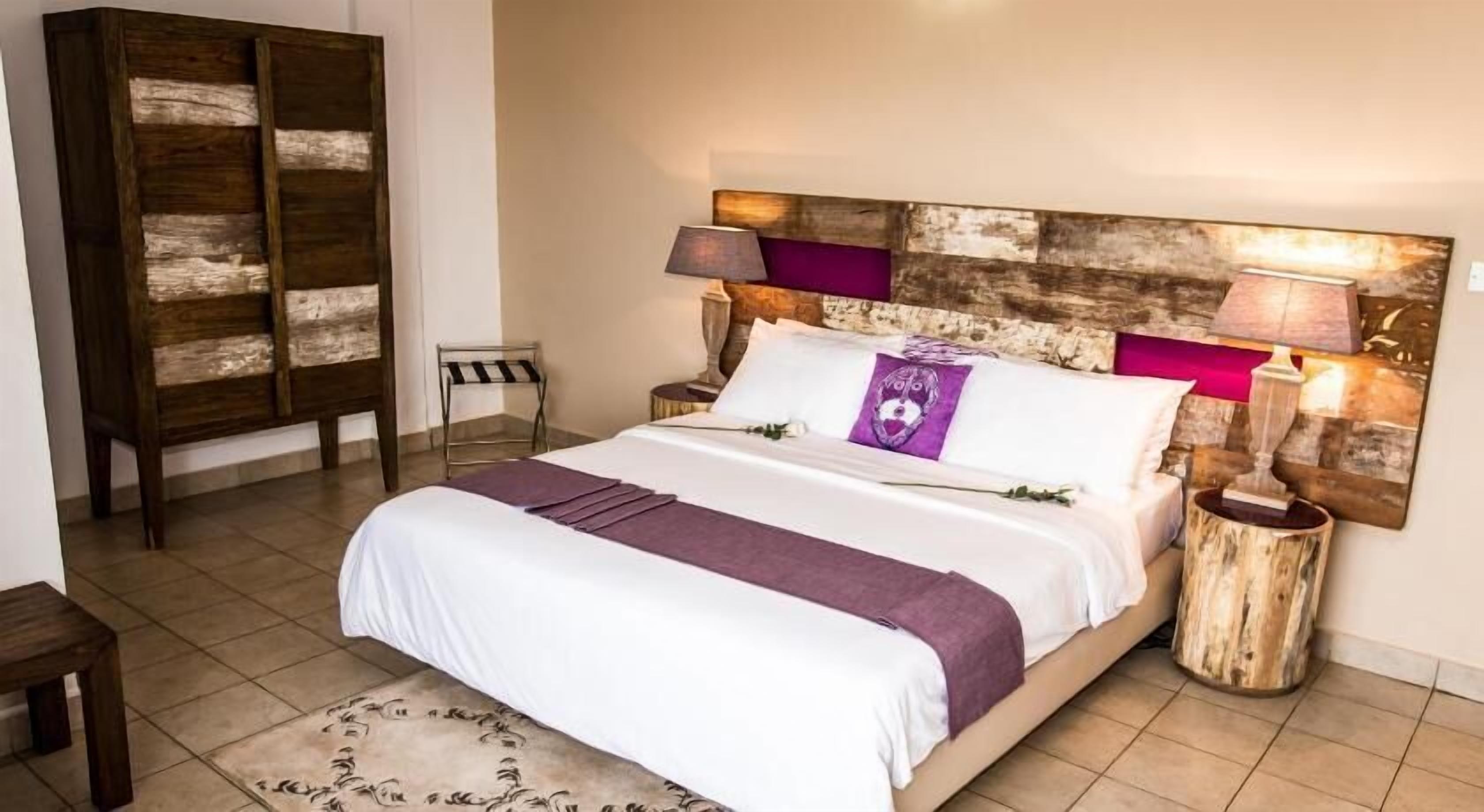 Cofres nos quartos, escrivaninha, cortinas blackout