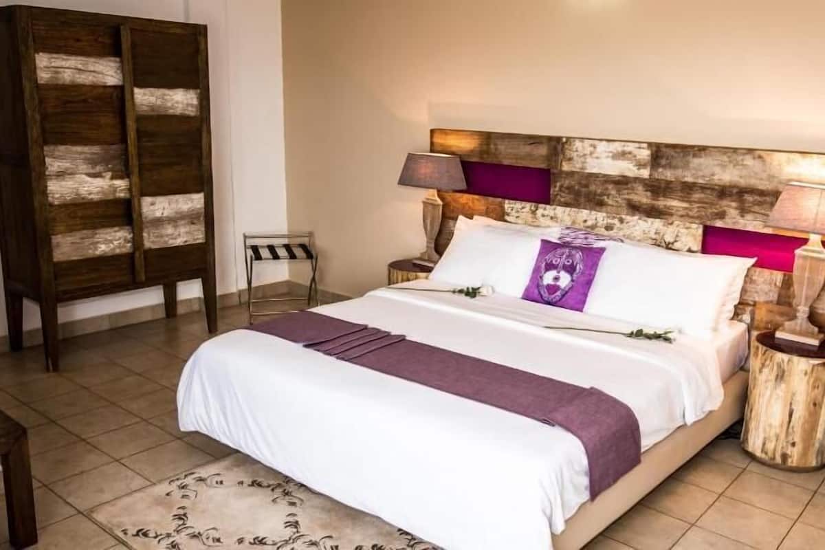 Cofres nos quartos, escrivaninha, cortinas blackout