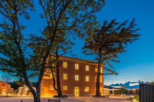 Fachada do alojamento (tarde/noite)