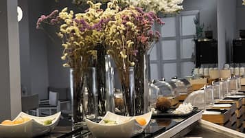 Café da manhã com buffet grátis todos os dias