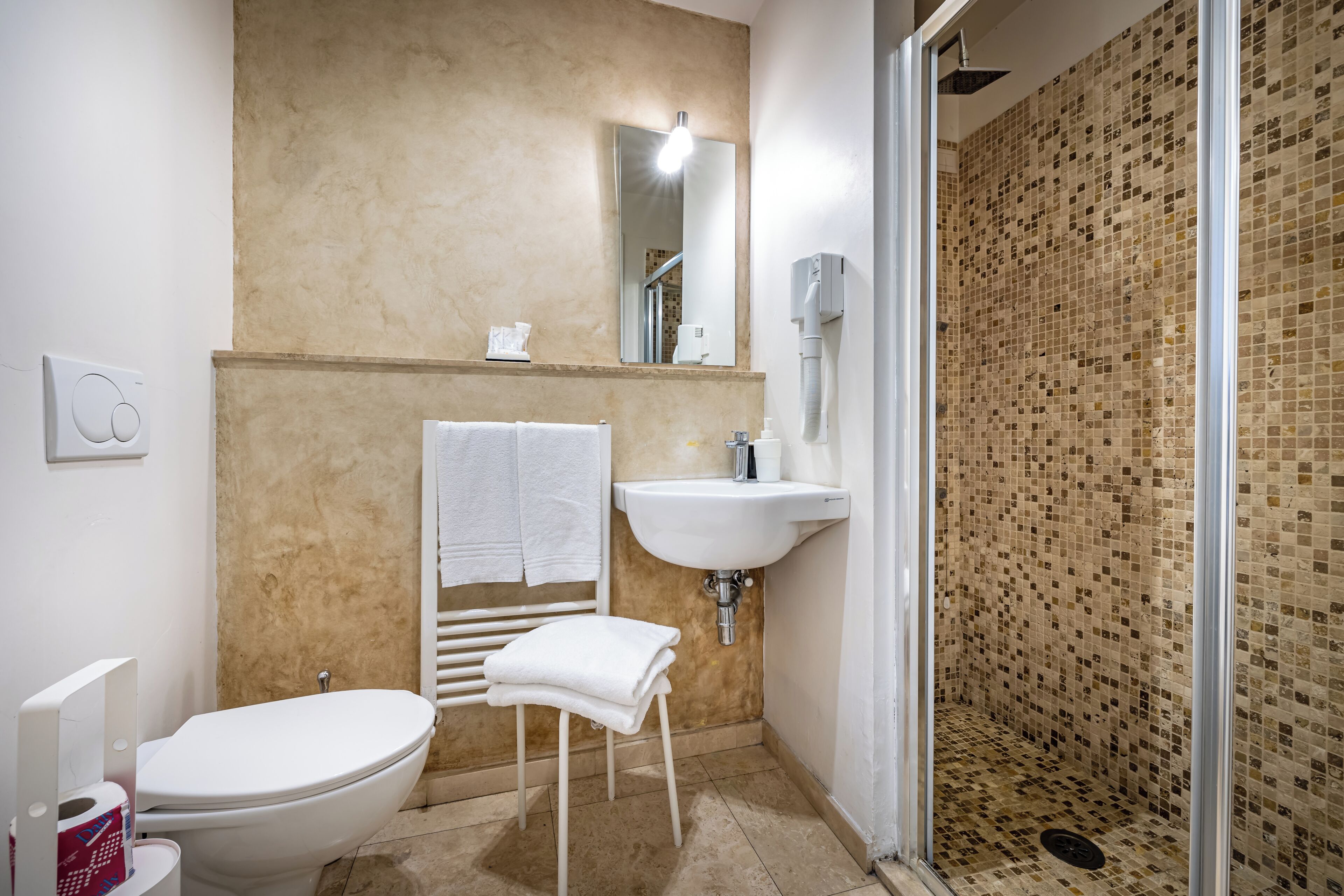 Quarto casal | Banheiro | Chuveiro, chuveiro com efeito de chuva, produtos de toalete grátis 