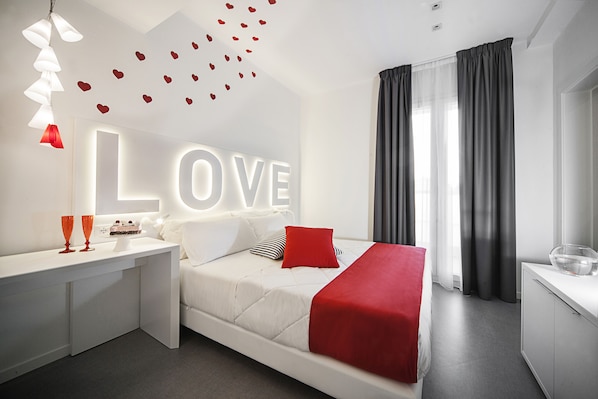 Edredões de penas, minibar, cofre no quarto, secretária