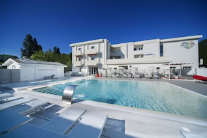 Piscina exterior sazonal, da(s) 09:00 à(s) 20:00, guarda-sóis