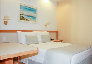 Minibar, cofre no quarto, secretária, roupa de cama fornecida 