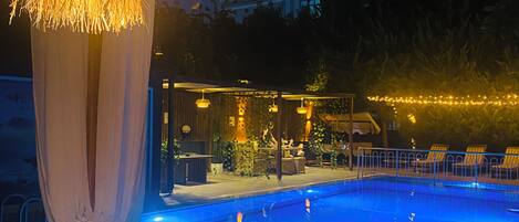 Piscina externa sazonal, funciona das 9h às 19h, guarda-sóis