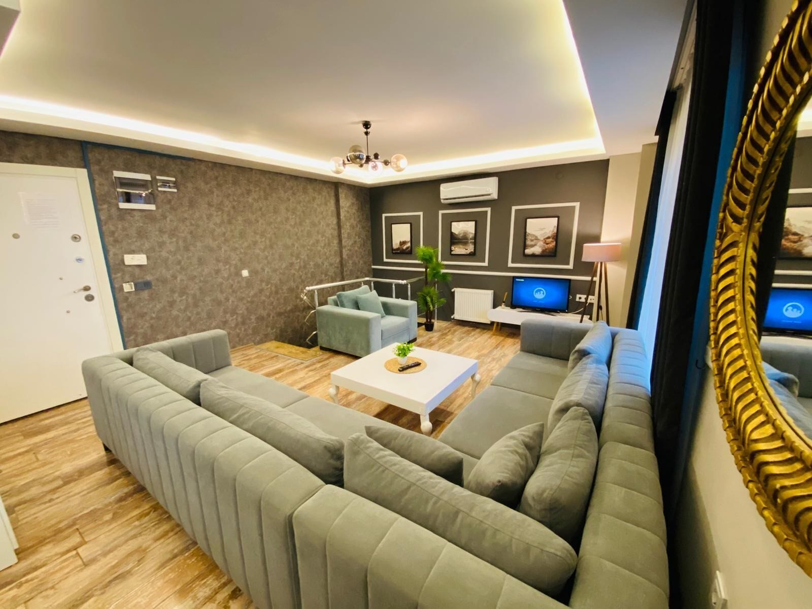 Comfort Duplex with Balcony and  Pool View | Individualmente decorados, individualmente mobiliados, escrivaninha