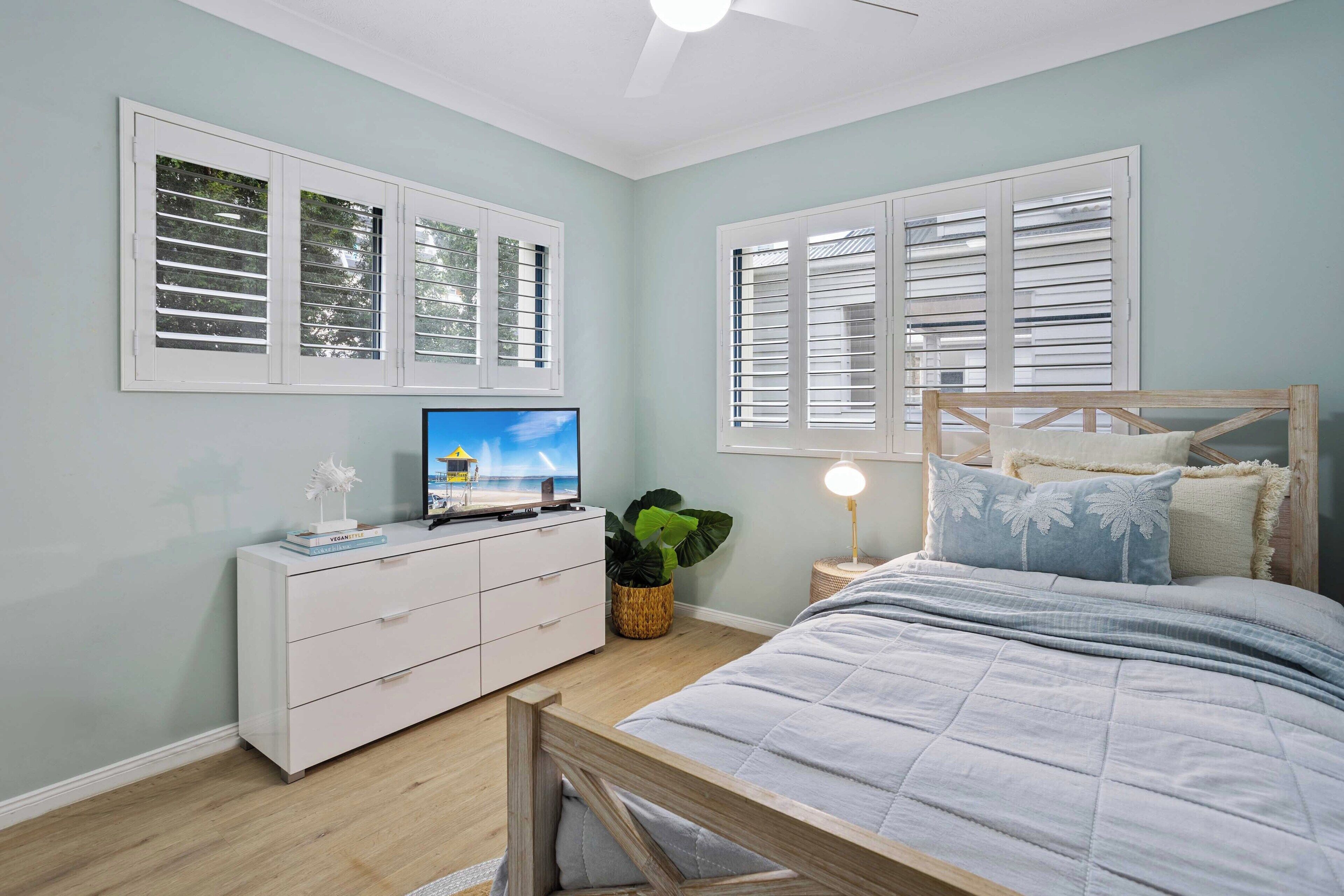 Apartamento superior, 2 quartos | Cofres nos quartos, individualmente decorados