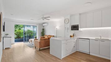 Apartamento Superior, 2 quartos | Cozinha privada | Um frigorífico, um micro-ondas, uma placa de cozinha