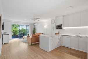 Apartamento Superior, 2 quartos | Cozinha privada | Um frigorífico, um micro-ondas, uma placa de cozinha