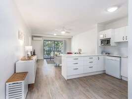 Villa, 2 quartos (Premium, Garden/River View) | Cozinha privada | Um frigorífico, um micro-ondas, uma placa de cozinha 