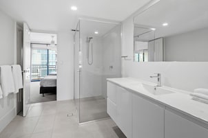 Villa, 3 quartos (Premium, Garden/River View) | Casa de banho | Um secador de cabelo, toalhas fornecidas