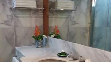 Quarto superior, sacada, vista para o jardim | Banheiro | Chuveiro, produtos de toalete grátis