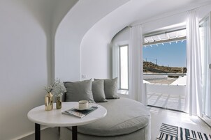 Quarto Duplo Superior, 1 cama king-size, vista parcial para o mar | Vista do quarto