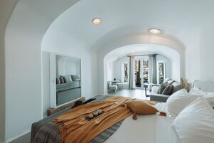 Suite-Estúdio Sénior, 1 cama king-size e sofá-cama, vista para a piscina | Minibar com produtos grátis, cofre com capacidade para portátil 