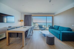 Cobertura luxo, 2 quartos, banheira de imersão, vista para o mar | Sala de estar | Smart TV 40 polegadas com canais via satélite, TV