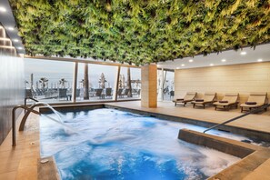 Piscina interna, piscina externa, guarda-sóis, espreguiçadeiras